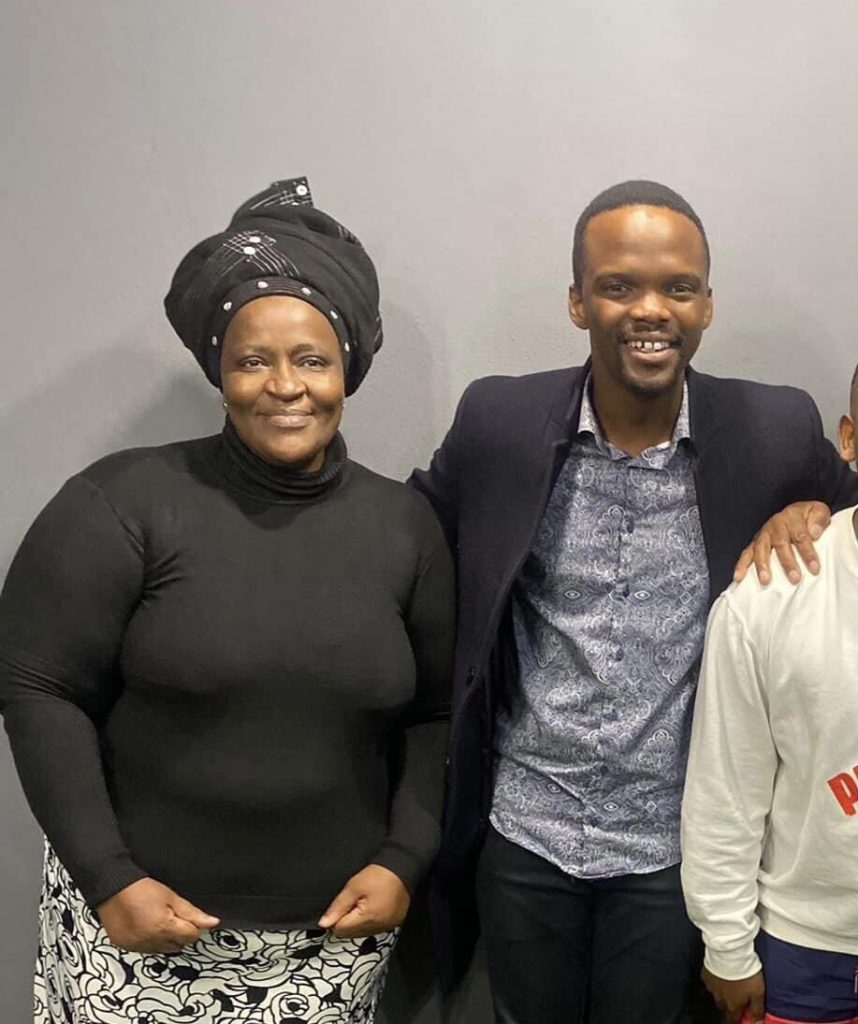 Ebethi uzama ukunceda suke izinto zamjikela. | EC Indaba