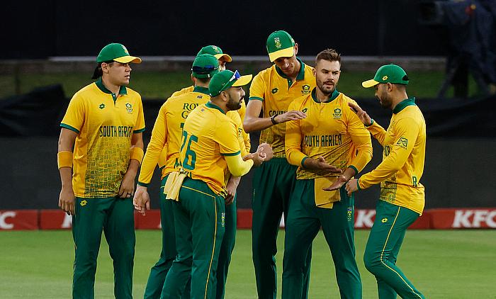 Omnye weengqonyela zeqakamba udane uthe nyoxo bubumhlophe beqela ...